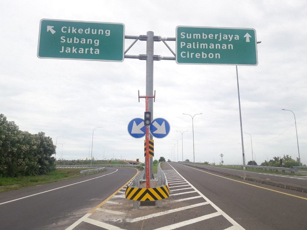 Pemasangan Tiang dan Warning Light | PT DCT Total Solutions