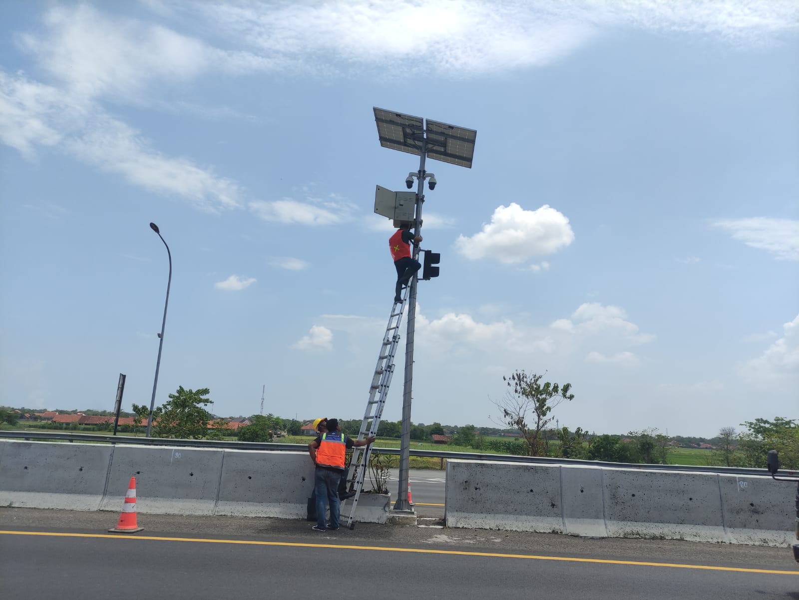 Pengadaan dan Pemasangan Kamera Pantau Kondisi Lalu Lintas (CCTV) Pada ... Pengadaan dan Pemasangan Kamera Pantau Kondisi Lalu Lintas (CCTV) Pada ...