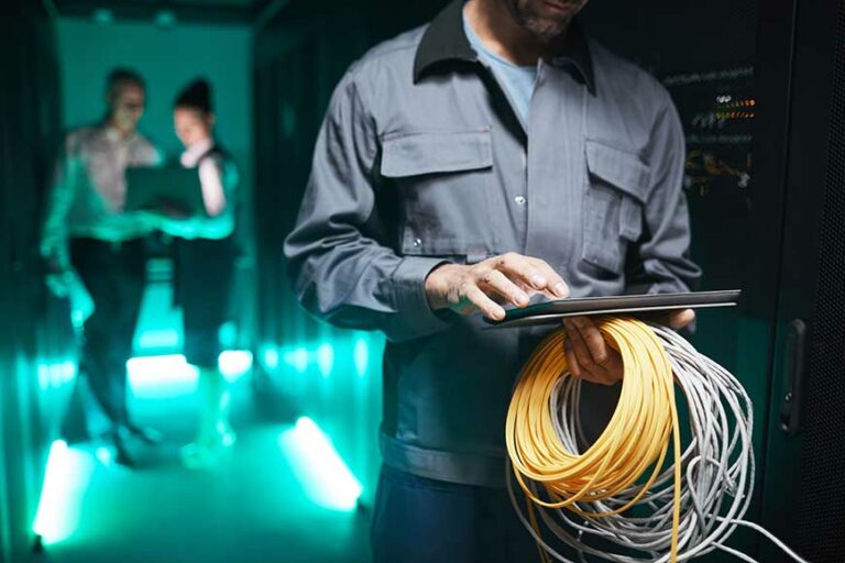 Kabel Fiber Optik: Jenis, Fungsi, Kelebihan, dan Jasa Instalasinya Kabel Fiber Optik: Jenis, Fungsi, Kelebihan, dan Jasa Instalasinya